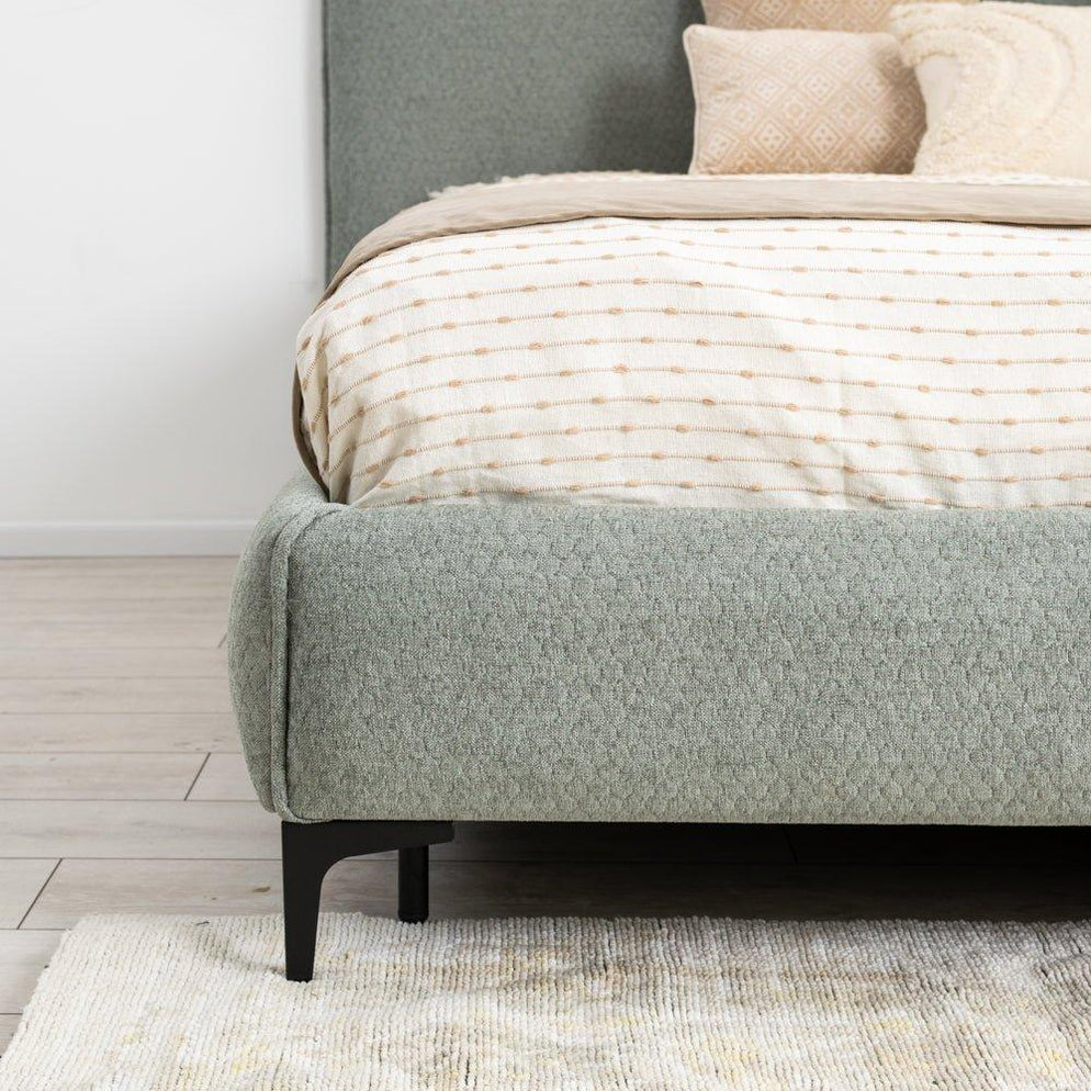 מיטה זוגית מעוצבת ומרופדת עם רגליים שחורות LOTEM — קארמה